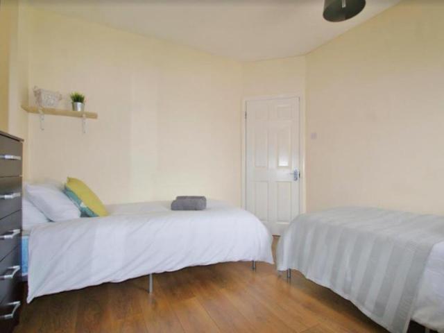 Shared Living/roommate 5 Bedroom For Rent London London 780 ES90562237