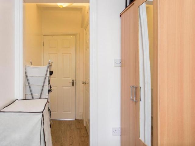 Shared Living/roommate 5 Bedroom For Rent London London 780 ES90562255