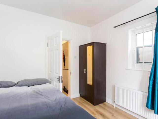 Shared Living/roommate 5 Bedroom For Rent London London 795 ES90562948