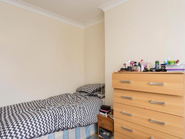 Shared Living/roommate 5 Bedroom For Rent London London 800 ES90562965