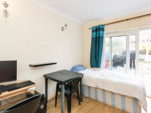 Shared Living/roommate 5 Bedroom For Rent London London 800 ES90562267