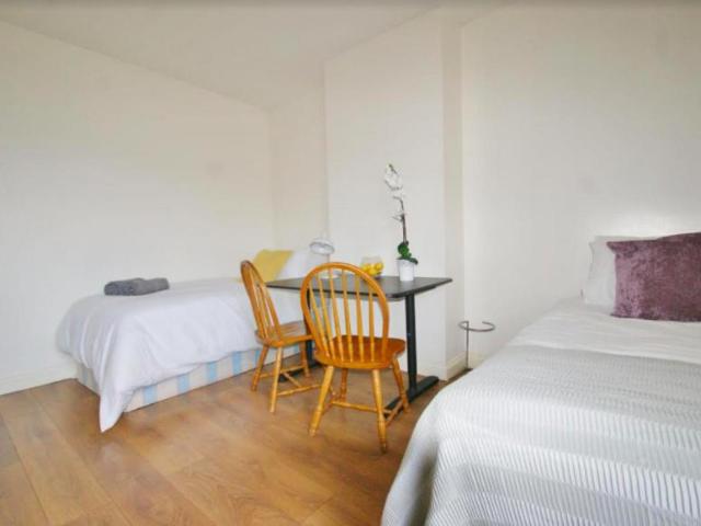 Shared Living/roommate 5 Bedroom For Rent London London 800 ES90562273
