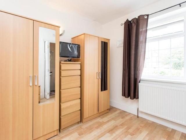 Shared Living/roommate 5 Bedroom For Rent London London 800 ES90562282