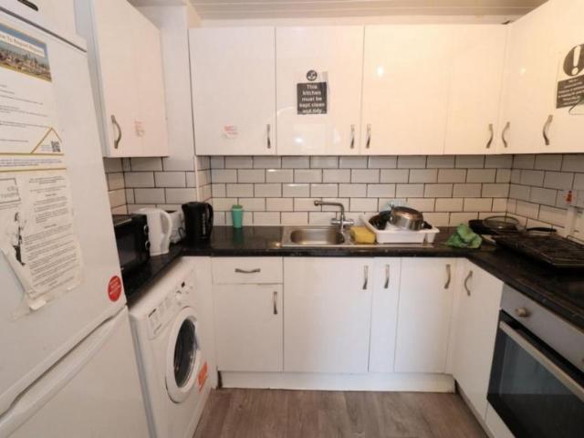 Shared Living/roommate 5 Bedroom For Rent London London 802 ES90559660