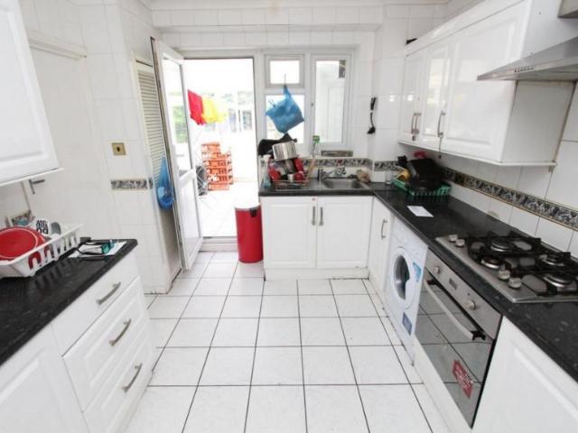 Shared Living/roommate 5 Bedroom For Rent London London 802 ES90559697