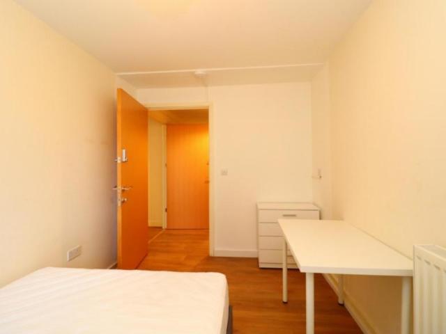 Shared Living/roommate 5 Bedroom For Rent London London 802 ES90563894