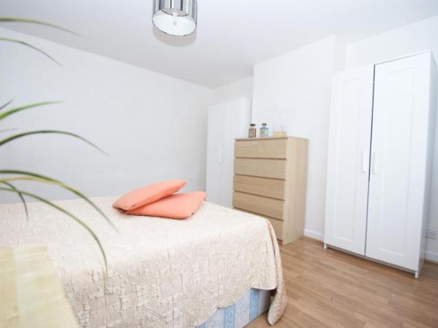 Shared Living/roommate 5 Bedroom For Rent London London 819 ES90562632