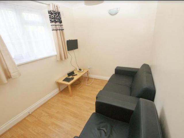 Shared Living/roommate 5 Bedroom For Rent London London 819 ES90562360