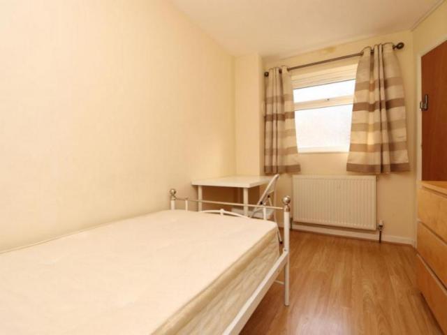 Shared Living/roommate 5 Bedroom For Rent London London 824 ES90559353