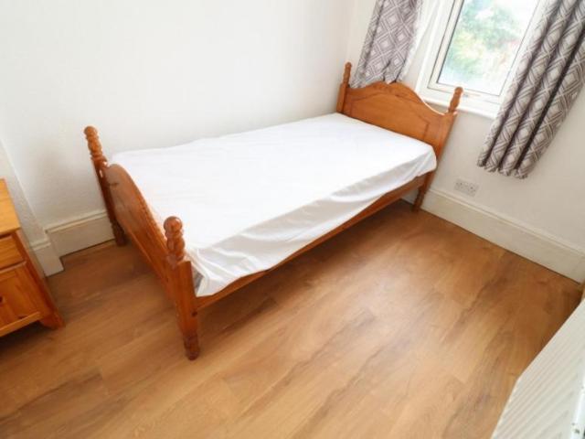 Shared Living/roommate 5 Bedroom For Rent London London 824 ES90561722
