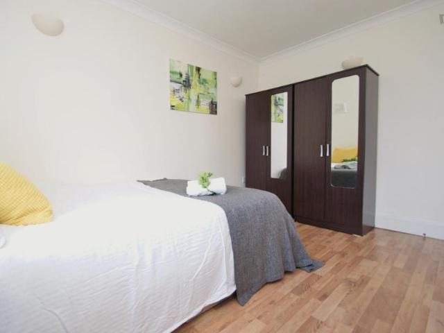 Shared Living/roommate 5 Bedroom For Rent London London 824 ES90563007