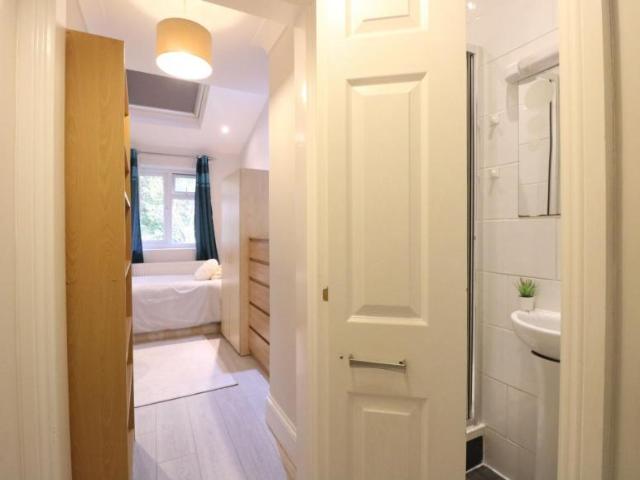 Shared Living/roommate 5 Bedroom For Rent London London 820 ES90562355
