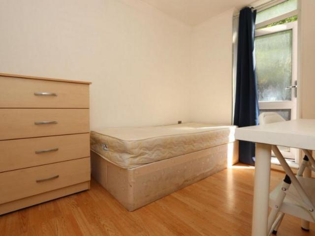 Shared Living/roommate 5 Bedroom For Rent London London 845 ES90559356