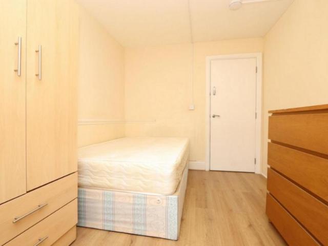 Shared Living/roommate 5 Bedroom For Rent London London 845 ES90559397