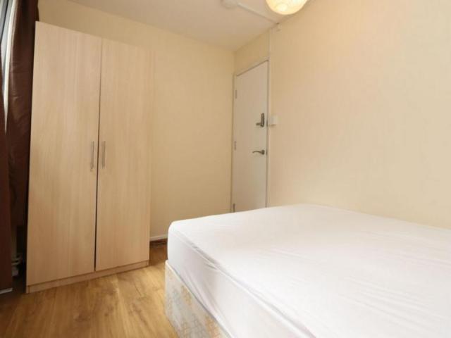 Shared Living/roommate 5 Bedroom For Rent London London 845 ES90559399