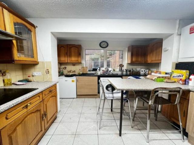 Shared Living/roommate 5 Bedroom For Rent London London 850 ES98636677