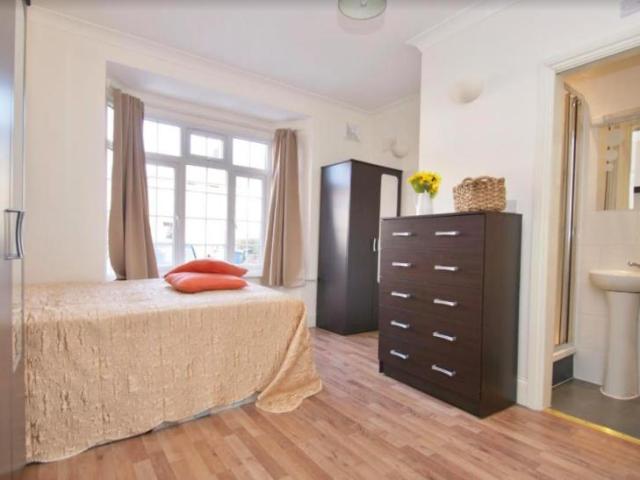 Shared Living/roommate 5 Bedroom For Rent London London 866 ES90562401