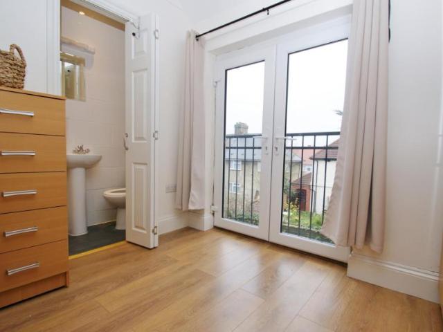Shared Living/roommate 5 Bedroom For Rent London London 866 ES90562406