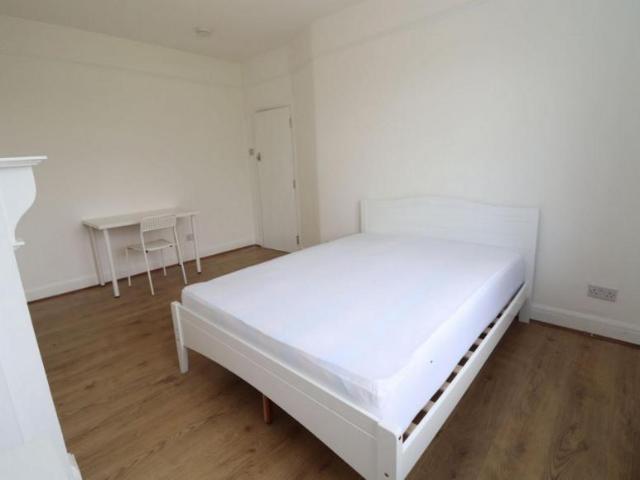 Shared Living/roommate 5 Bedroom For Rent London London 867 ES90559416