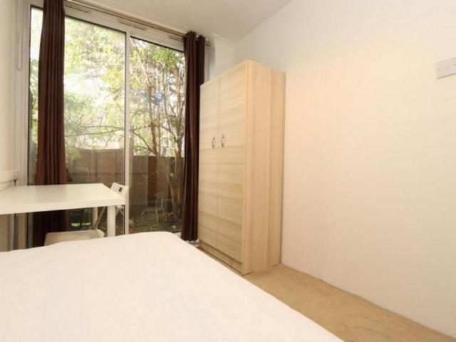 Shared Living/roommate 5 Bedroom For Rent London London 867 ES90559442