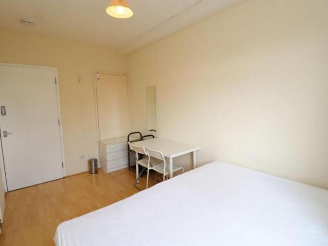 Shared Living/roommate 5 Bedroom For Rent London London 867 ES90559778