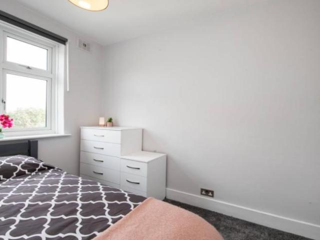 Shared Living/roommate 5 Bedroom For Rent London London 876 ES99635508