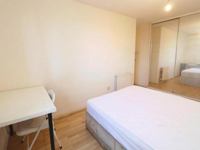 Shared Living/roommate 5 Bedroom For Rent London London 889 ES90559509