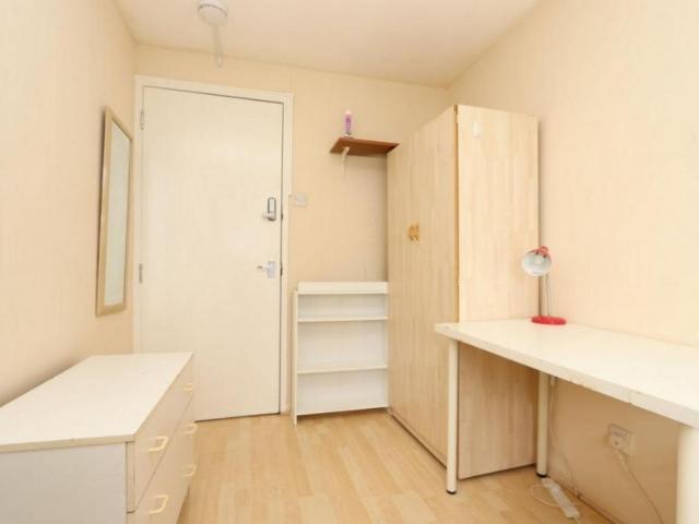 Shared Living/roommate 5 Bedroom For Rent London London 889 ES90559744