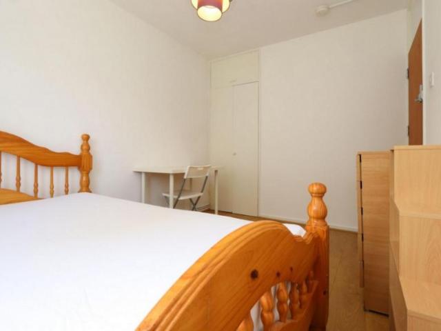 Shared Living/roommate 5 Bedroom For Rent London London 889 ES90559753