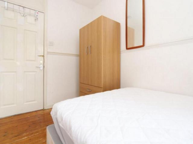 Shared Living/roommate 5 Bedroom For Rent London London 889 ES90559830