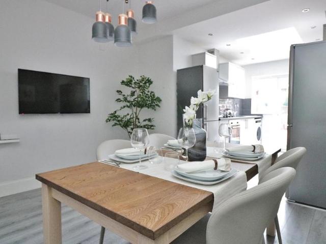 Shared Living/roommate 5 Bedroom For Rent London London 900 ELS90562564