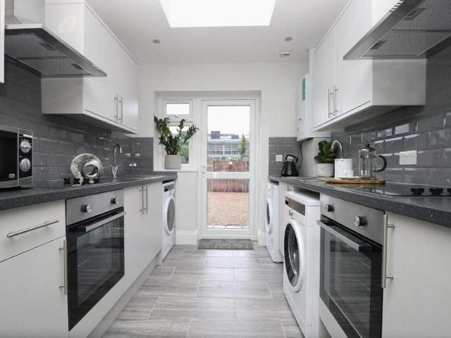 Shared Living/roommate 5 Bedroom For Rent London London 900 ELS90562563