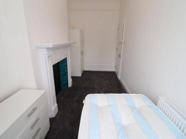 Shared Living/roommate 5 Bedroom For Rent London London 910 ES90559601