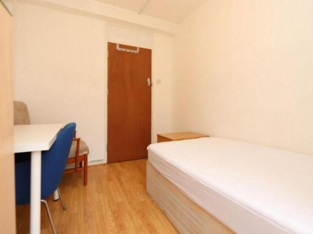 Shared Living/roommate 5 Bedroom For Rent London London 910 ES90559684