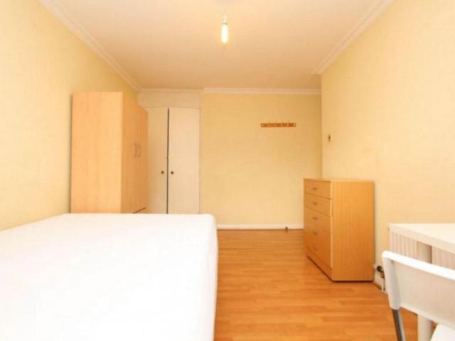 Shared Living/roommate 5 Bedroom For Rent London London 910 ES90559346