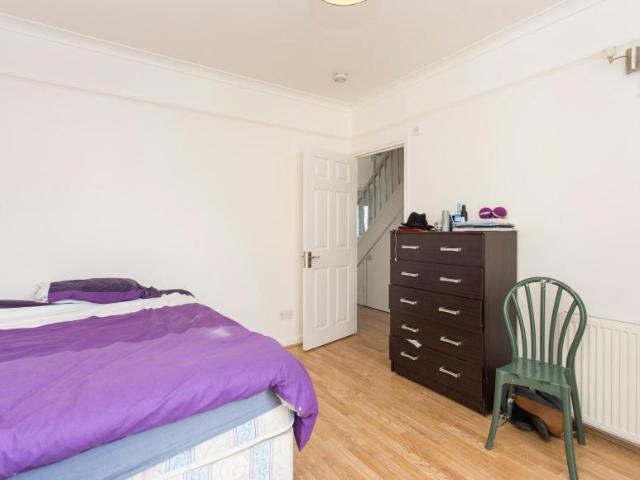 Shared Living/roommate 5 Bedroom For Rent London London 920 ES90562571
