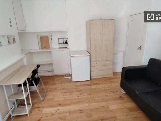 Shared Living/roommate 5 Bedroom For Rent London London 935 ES99724809