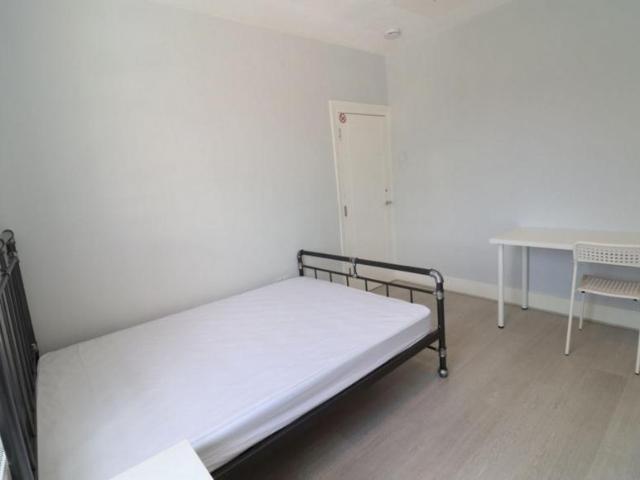 Shared Living/roommate 5 Bedroom For Rent London London 932 ES90559470