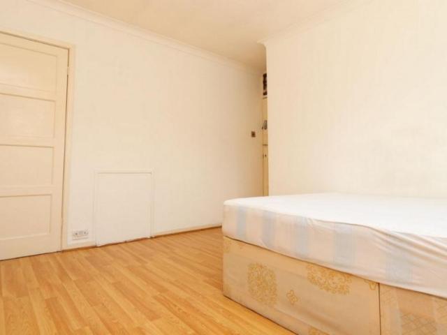 Shared Living/roommate 5 Bedroom For Rent London London 932 ES90559485