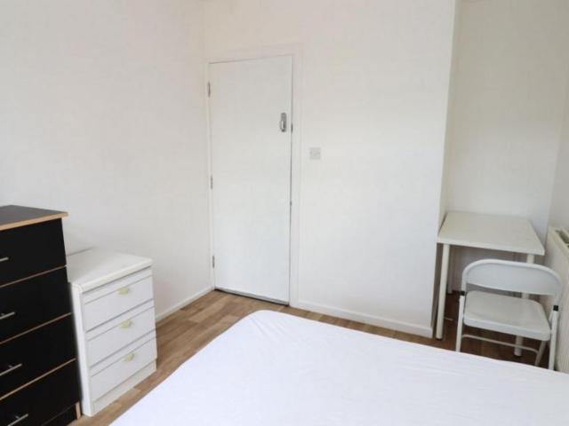 Shared Living/roommate 5 Bedroom For Rent London London 932 ES90559580