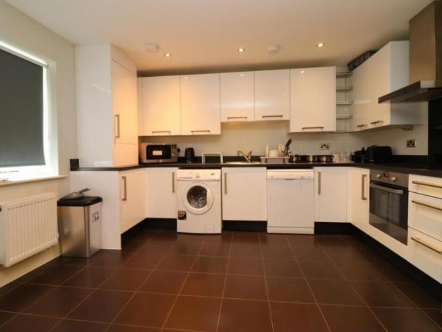 Shared Living/roommate 5 Bedroom For Rent London London 932 ES90563901