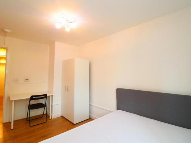 Shared Living/roommate 5 Bedroom For Rent London London 932 ES90563903