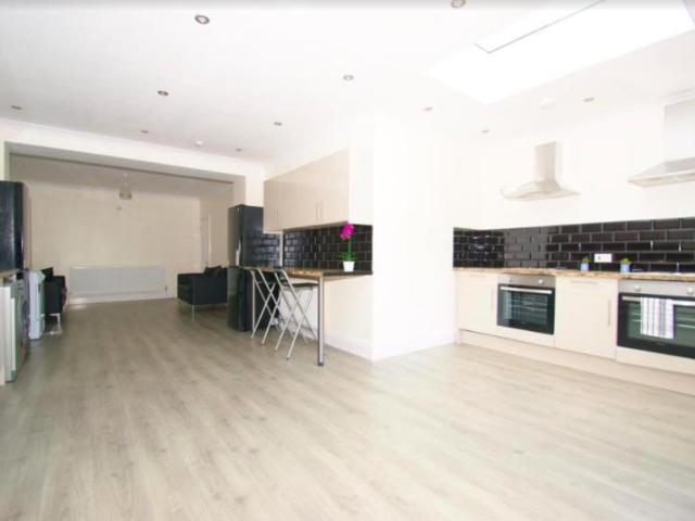 Shared Living/roommate 5 Bedroom For Rent London London 940 ES90562600