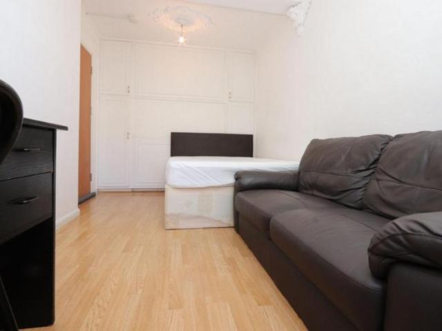 Shared Living/roommate 5 Bedroom For Rent London London 954 ES90559581