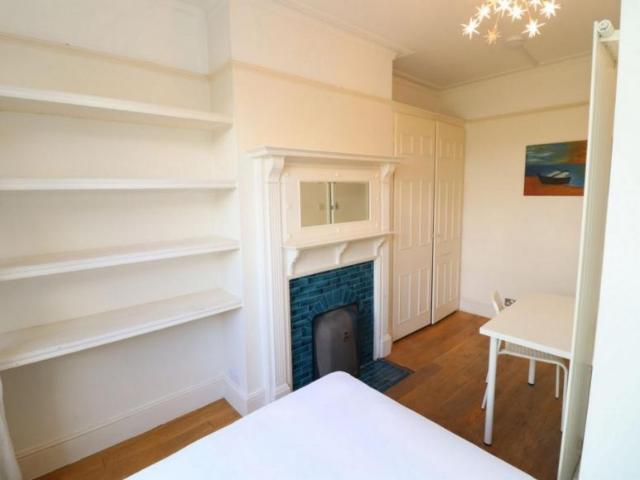 Shared Living/roommate 5 Bedroom For Rent London London 954 ES90559393
