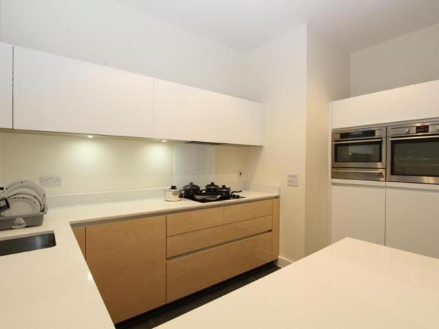 Shared Living/roommate 5 Bedroom For Rent London London 954 ES90560218