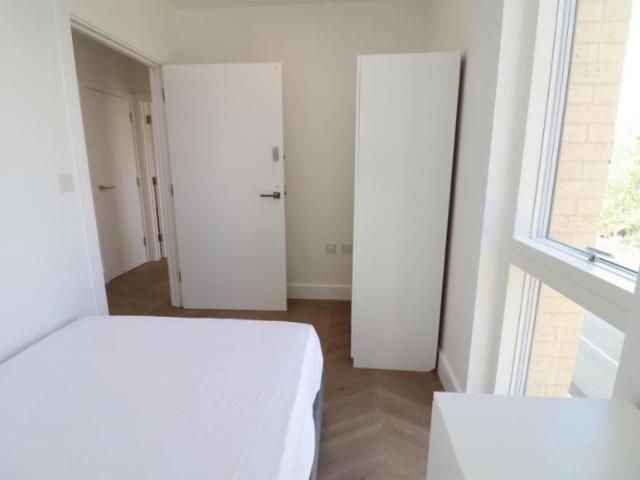 Shared Living/roommate 5 Bedroom For Rent London London 954 ES90561381