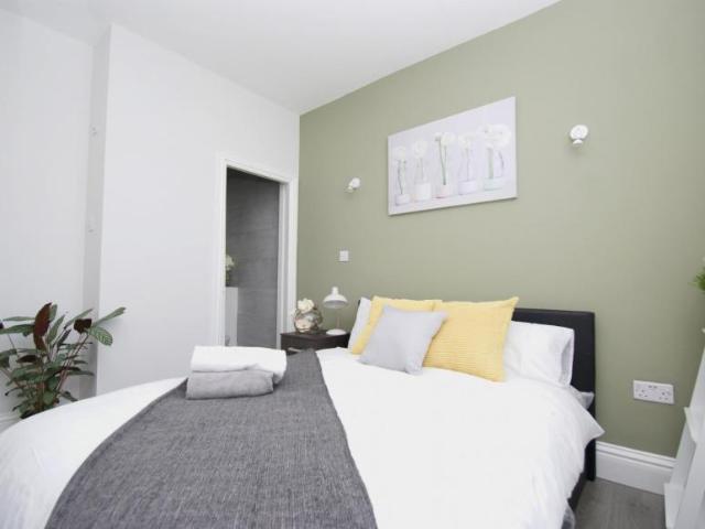 Shared Living/roommate 5 Bedroom For Rent London London 966 ES90562631