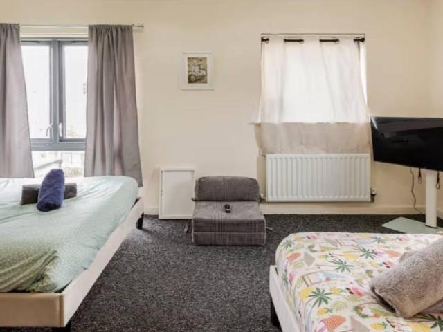 Shared Living/roommate 5 Bedroom For Rent London London 975 ELS102852928