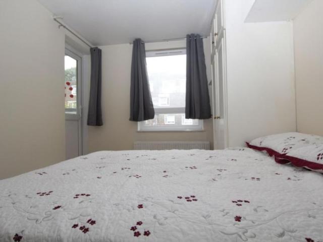 Shared Living/roommate 5 Bedroom For Rent London London 975 ES90559463